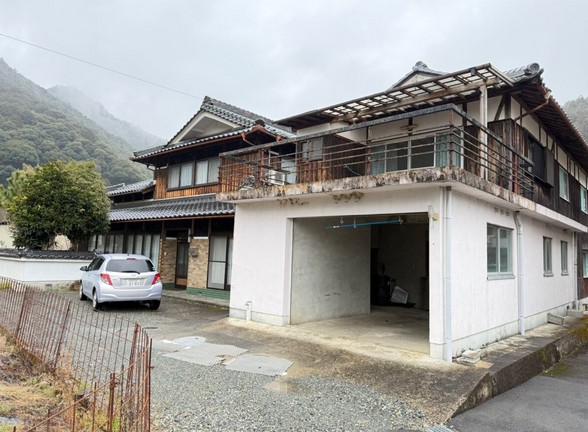 （価格変更）空き家バンク【売買】400万円→200万円 兵庫県丹波市山南町 広い敷地 バルコニー・車庫付き9K2階建古民家 - Sumai空き家