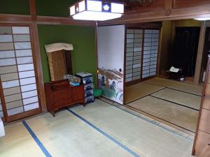 空き家バンク【売買】100万円 愛媛県宇和島市日振島喜路 海を一望する 広いベランダ付き6DK・RC2階建 水洗トイレ - Sumai空き家