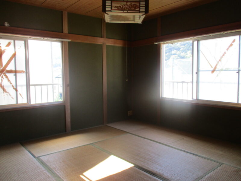 空き家バンク【売買】300万円 愛媛県八幡浜市八代一丁目 通学・買物便利 サンルーム・駐車場付き4DK2階建 上下水道 - Sumai空き家